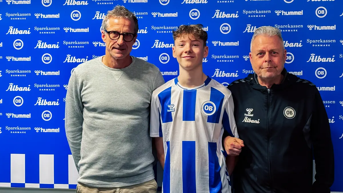 August Krogsgaard skriver kontrakt med Akademiet